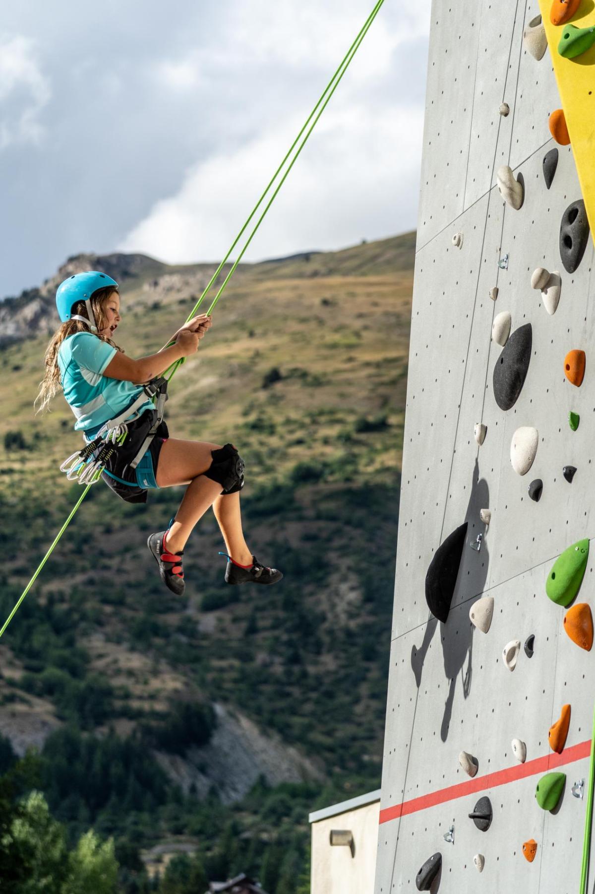To climb, to ascend, to rise: to climb | Serre Chevalier Vallée Briançon